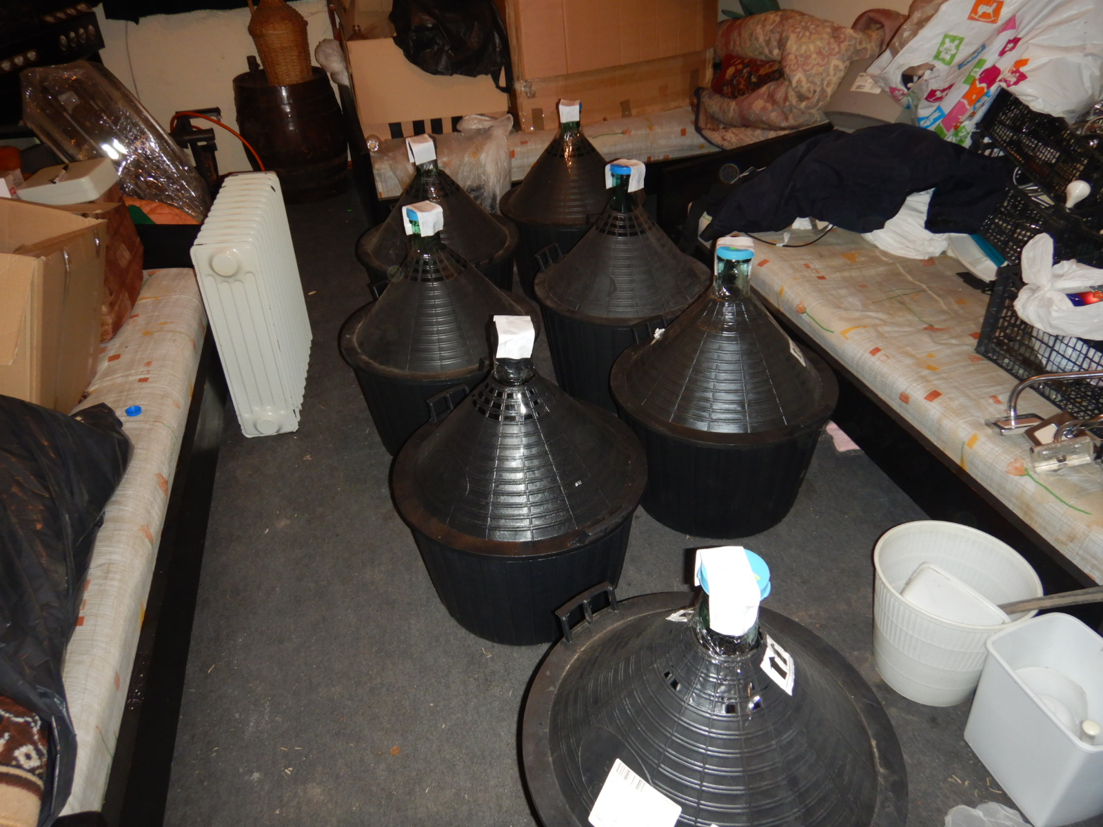 357 литра нелегален алкохол са иззети в Самоков