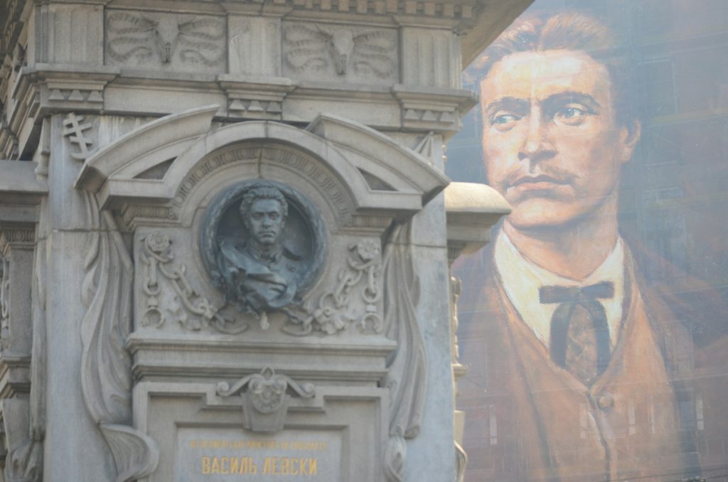 Пред паметника на Апостола