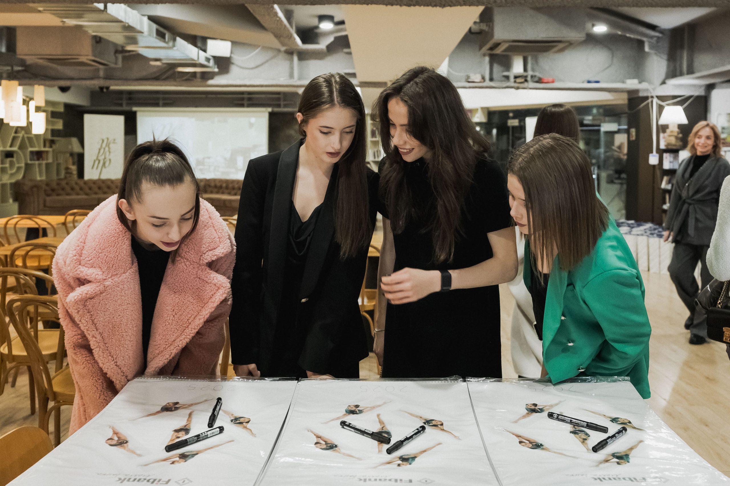 Fibank и Златните ни момичета представиха своя Благотворителен календар ...